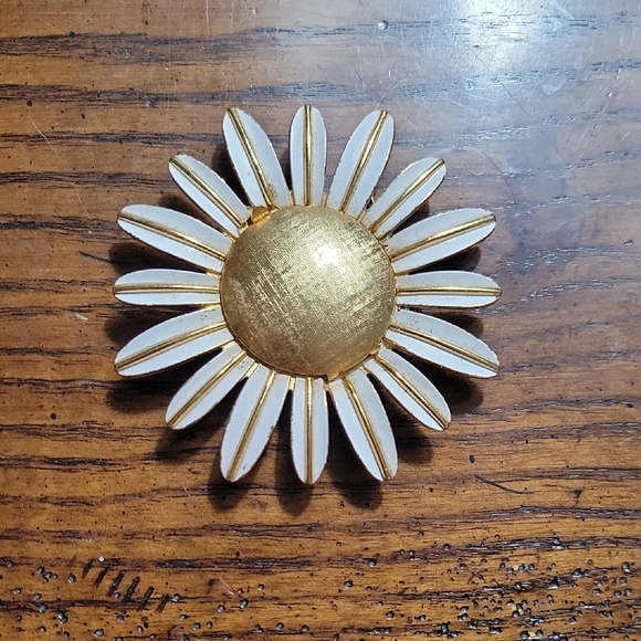 Avon | Jewelry | Vintage Avon Daisy Flower Pin Solid Perfume Brooch 97 ...